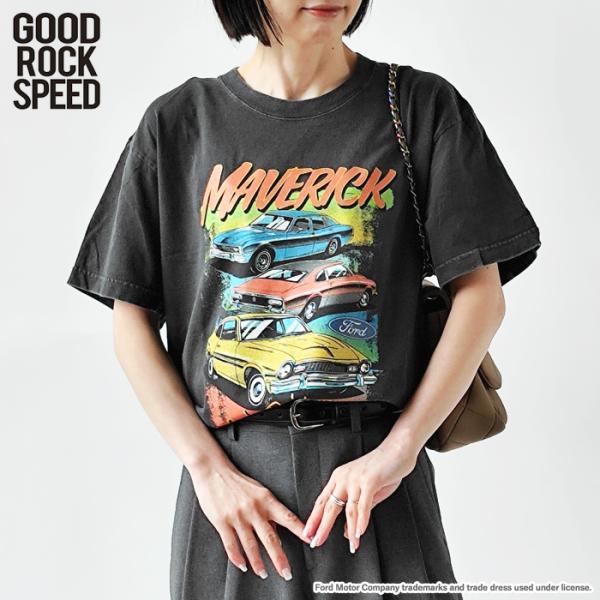 Fordのクラシックカー「Maverick」を大胆に落とし込んだグラフィックTシャツ。複数の車両を重ねたアートワークと、ヴィンテージポスターを思わせる色使いが、古き良きアメリカンカルチャーのムードを漂わせます。かすれ感のあるプリントや顔料染...