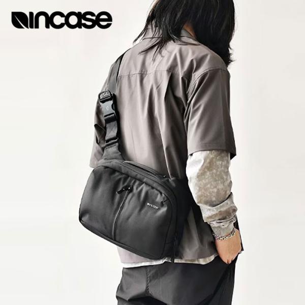 財布、PC、イヤホン、モバイルバッテリー。 通勤に必要なガジェットが7Lに無駄なく収まり、見た目は驚くほどスマート。シンプルでいて必要十分な、ミニマル通勤の最適解。仕様・メインダブルファスナー・上部に持ち手付き・ブランドタグは、Air Ta...