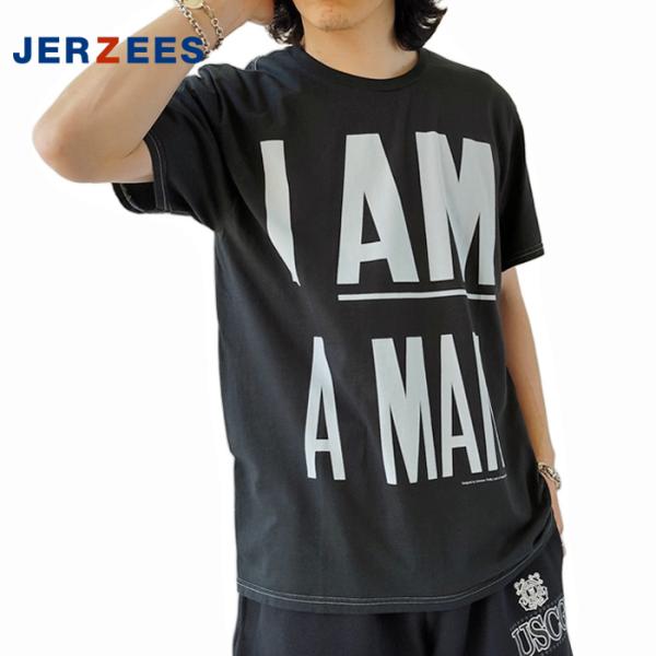 1968年にメンフィス市衛生労働者のストライキで使用された標識「I AM A MAN」をモチーフにしたグラフィックTシャツ。コットン100%の5オンス生地で柔らかく着心地の良い素材です。 フロントとバックの大きなロゴがインパクト大。全体のス...
