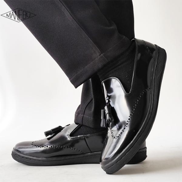 スニーカーの履き心地で上品クラシックトレンドのスニーカーロ−ファーに新たな新作モデルが登場しました。アーカイブモデルのHEEHAWにメダリオンデザイントタッセルをデザインし、よりドレッシー且つ汎用性の高いモデルがコチラのALLEN。 特徴と...