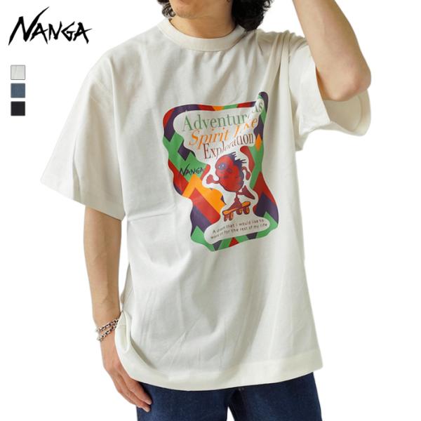 寝袋キャラがスケートボードを楽しむユニークなプリントTシャツ。環境に配慮したリサイクルコットン「Ferre Yarn」を使用し、柔らかく快適な着心地です。動きやすいピボットスリーブと、ヨレにくいクルーネックで耐久性も備えています。「Adve...