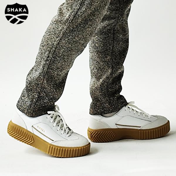 上質さと機能性を兼ね備えた、頼れる一足。 レザーとスエードのコンビネーションに、秋冬コーデにも馴染むガムソールデザイン。シンプルながらも上質で洗練された大人の存在感を演出します。トレンドのセミフレアパンツやワイドパンツなどを受け止めるのに最...