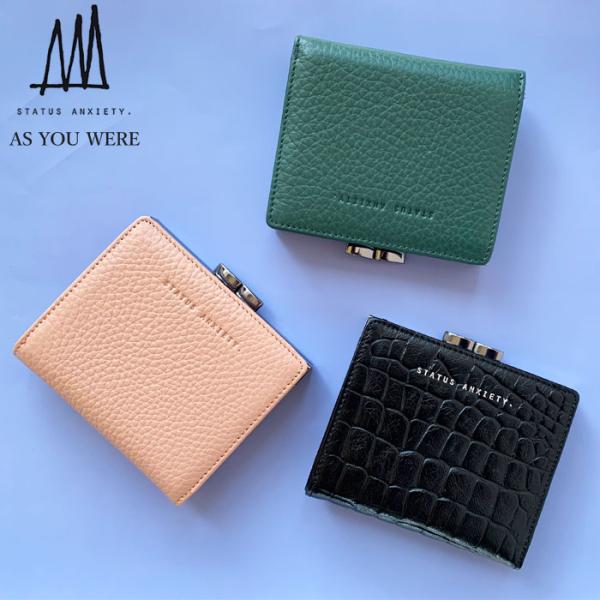 スタイリッシュながま口デザインの財布手のひらにちょうど収まるほどのコンパクトサイズの二つ折り財布。ミニマルデザインで飽きのこないデザインで、小銭入れはスタイリッシュながま口仕様になっています。シンプルな1層式の紙幣スペース、6個のカードポケ...