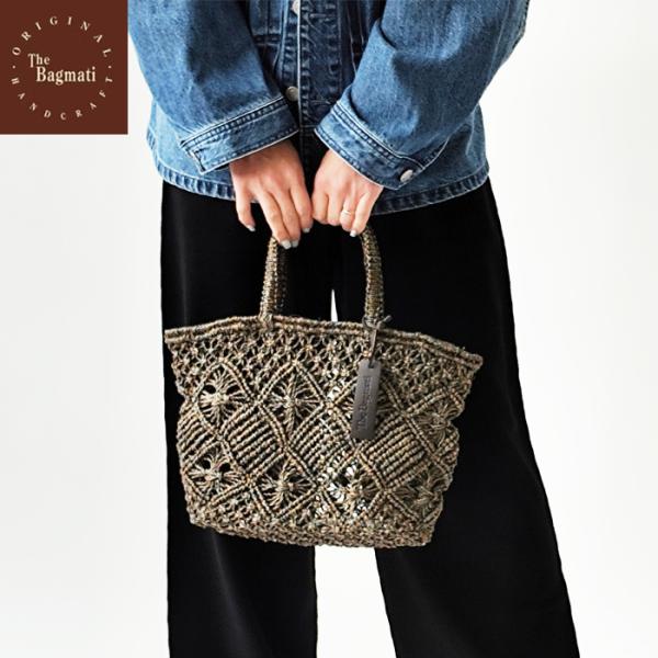 立体感のある透かし編みが目を惹く、天然素材のかごトートバッグ。天然素材特有のしなやかさと程よいハリ感を備え、軽やかで持ちやすい仕上がりです。涼しげな編み模様がコーディネートに抜け感をプラスし、春夏らしい軽やかな雰囲気を演出。広めのマチで収納...