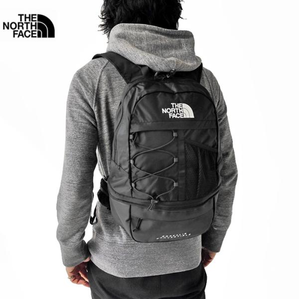 上下に開く部分から上部分を収納するとコンパクトにボディバッグへと変化するバッグ。 旅行にはボディバッグで出かけ、荷物が多くなったらリュックに変えたり、荷物の量に合わせて使えます。・メイン収納はダブルファスナー開閉・フロントと上部にロゴ刺繍外...