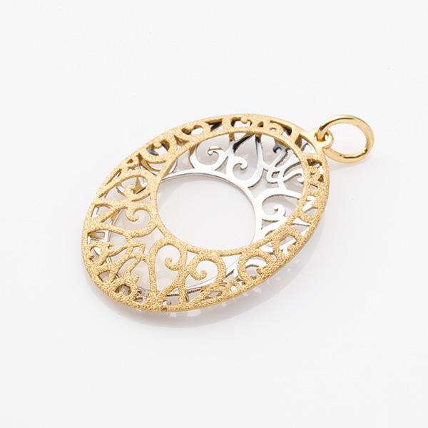 製品仕様重さ 約0.7g寸法 本体サイズ：縦約24mm(バチカン含む)X最大幅約14mmバチカン内径：約3mm厚さ：最大 約3mm素材／材質 K18YG/WG色 ゴールド系・ホワイトゴールド系ご注意事項 モニターの発色の具合によって実際のも...