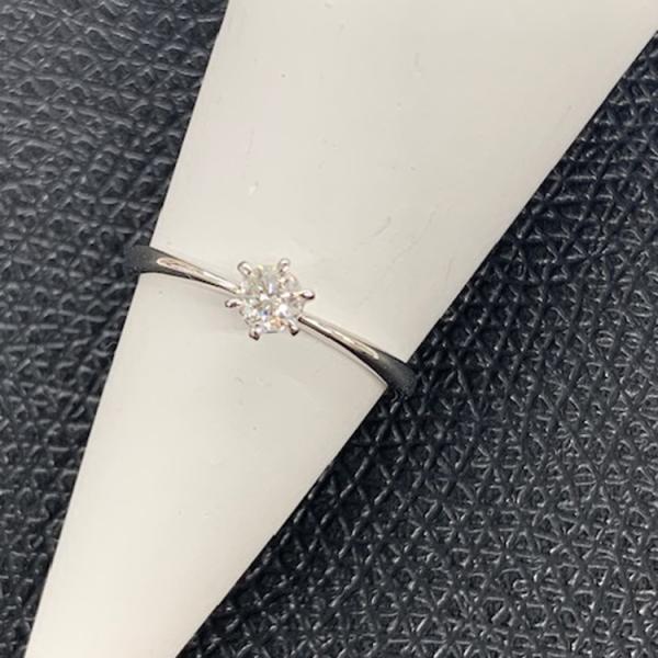 製品仕様寸法 ダイヤ部分 最大幅：約4.9mmリング幅（指に当たる下の部分)：約2mmダイヤ脇の最小幅：約1.1mmダイヤのリングからの高さ：約4mm(爪含む)重さ：11号 約1.7g/13号 約1.9g素材 K18WG（18金ホワイトゴー...