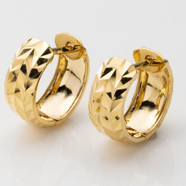 製品仕様重さ／寸法 約1.9g(左右合計)デザイン部分：縦約11mm×横約12mm厚さ:約5mmポスト部分：約5mm素材／材質 K18YG色 ゴールド系ご注意事項 モニターの発色の具合によって実際のものと色が異なる場合がございます。ご了承く...