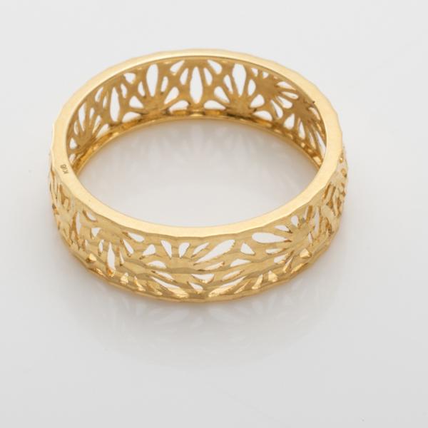 製品仕様素材/材質 K18YG/WG重さ 約1.4g(11号計測）※重量はサイズによって前後します寸法 最大幅：約5.7mm厚み：最大約1.3mm色 イエローゴールド系/ホワイトゴールド系ご注意事項 ※繊細なデザインのため製作開始後・お届け...