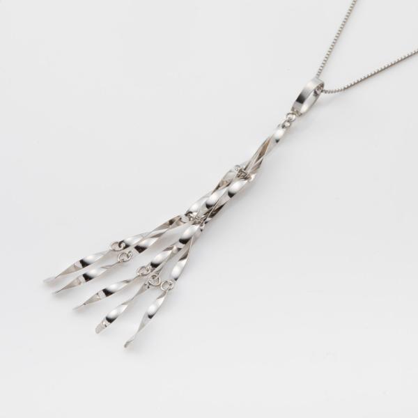 ※SALE期間中は工房が大変混雑いたしますので、受注製作品のお届けがご案内より遅くなる場合がございます。予めご了承くださいませ。製品仕様商品名 ツイストフリンジペンダントトップサイズ／寸法 重さ：K24約0.7ｇ　　　Pt999約0.8ｇサ...