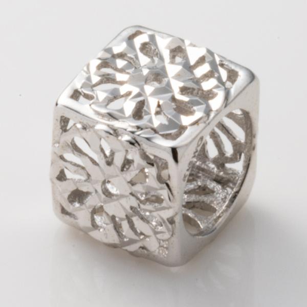 製品仕様重さ 約0.45g寸法 全体サイズ：約5.8mm×6.3mmチェーン通し内径：約4.5mm素材／材質 K18WG色 ホワイトゴールド系ご注意事項 モニターの発色の具合によって実際のものと色が異なる場合がございます。ご了承ください。本...