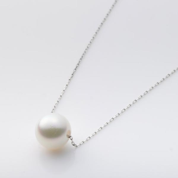 【製品仕様】チェーン長さ約45cm（フリーアジャスター）チェーン幅約0.6mmプレート幅約2.5mmチェーン重量：約0.8gアコヤ養殖真珠：約9mm珠（ホワイト系、ラウンド型）チェーン：Pt900、刻印「Pt900」〇ホワイト系ラウンド型の...