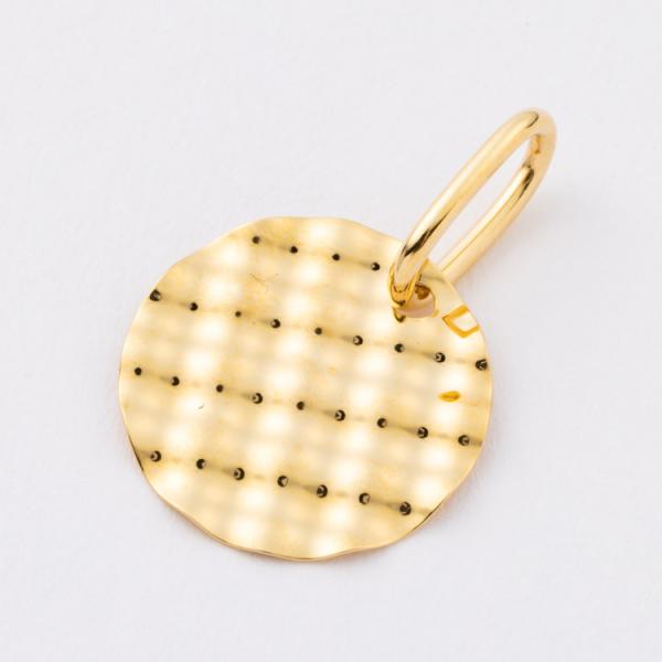 製品仕様重さ 約0.4g※入荷時期によって多少変動します寸法 全体サイズ：約20×12.5mm（バチカン含む）厚さ：約0.65mmバチカン内径：約7×2.3mm素材／材質 K18YG色 イエローゴールド刻印「K18」バチカン部分ご注意事項 ...