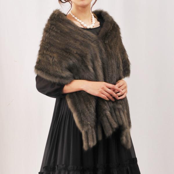 程良いボリュームと高級感溢れる存在感。深い色と艶が美しい、ロシアンセーブルのストール。『毛皮の王様』、ロシアンセーブルを使用し、全長約180mのゆったりと纏えるエレガントなサイズに仕上げました。ふわりと揺れるフリンジが可愛らしい雰囲気で、気...