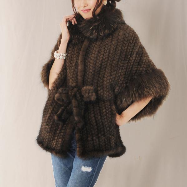 中に着込んでもすらっと綺麗。日常をスタイルアップする、ミンクのケープジャケット。艶やかにきらめく刺毛と柔らかな綿毛が魅力のミンクを、ニットに編み込んで使用。襟元と袖口にたっぷりトリミングされたラクーンが、さらに華やかな印象に。ニットのゆった...