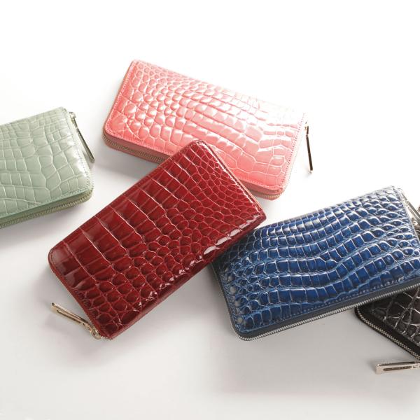 ●デザインナイルクロコダイルに輝くシャイニング加工を施しました。シルバー金具のラウンドファスナー式で大きく開く長財布です。内側は4つの紙幣入れがあり、財布の中身をきちんと整頓することが出来ます。●素材『皮革の宝石』と称されるナイルクロコダイ...