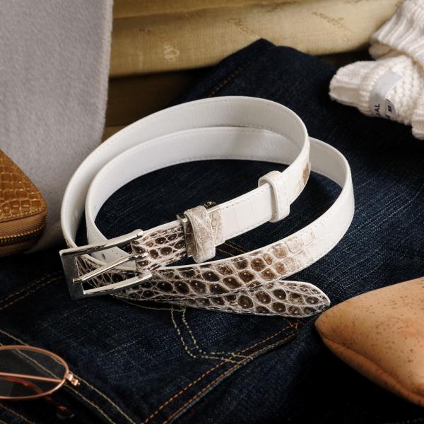 ●デザイン細身、シンプルなデザインでも存在感のあるクロコダイルレザーで大人の上品さを演出してくれるベルト。腑模様の立体感と艶感がウエストにエレガントな表情をプラス。●素材海外のハイブランドでも人気の『ヒマラヤクロコダイル』を使用。ホワイトか...