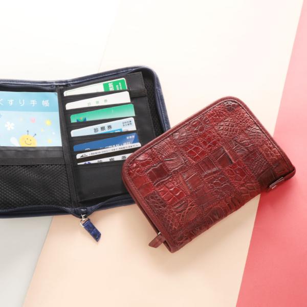 ●デザインカットワークデザインでクロコダイルを使用したマルチケース。ラウンドファスナーで大きく開き、カードホルダーや手帳を入れるのに便利なポケット、ペンホルダーなどがあります。●素材『皮革の宝石』と称されるクロコダイルの革をカットワークデザ...