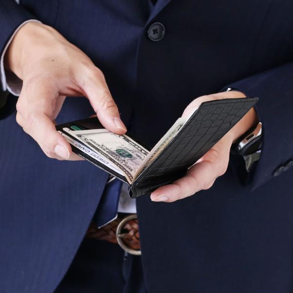 ●デザインさっと開いてスタイリッシュに紙幣を取り出せるマネークリップ。紙幣の他にカードホルダーもついており、スリムに携帯できるお財布です。●素材ナイルクロコダイルを一枚革のセンター取りで使用しています。革には艶感を抑えたマット加工を施してお...