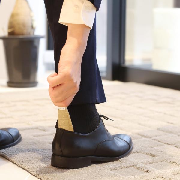 ●デザインクロコダイル本来の腑模様が際立つ、シンプルかつ美しいデザイン。金具部分は相性の良いシルバー金具を使用しました。付属のキーリングが5連になっており、車や家の鍵を一緒につけることも可能です。●素材『皮革の宝石』と称されるクロコダイルの...