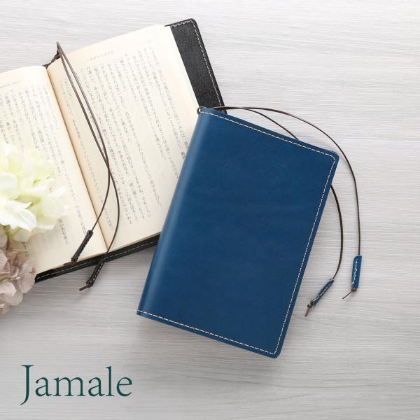 ●特長日本製●デザイン持ち運びもしやすく、読みやすい文庫サイズが入るブックカバーです。●素材栃木レザーは、北米の広大な牧場で育った牛の原皮を輸入し、20にも及ぶ伝統的な技法工程を経て日本で最高峰と呼ばれる「ヌメ革」に仕上げています。一枚の革...