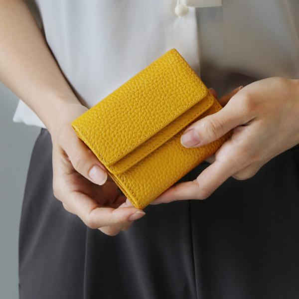 ［ wal1229 ］●デザイン片手にすっぽりと収まる三つ折りコンパクト財布。かぶせが二つ付いていて、外側は紙幣入れとカードホルダー、内側は小銭入れに分かれてて、小さくても機能的なお財布。●素材[オイルレザー]オイルを染み込ませて革をよりし...