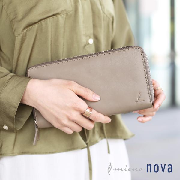 ［ time0304 ］●特長カード19枚収納／パスポートが入る／ラウンドファスナー●デザイン2層のスペースに多彩な収納機能で小物をきれいに整頓できるオーガナイザー。男女年齢問わず使えるシンプルなデザインに、さりげないブランドロゴの刻印がお...