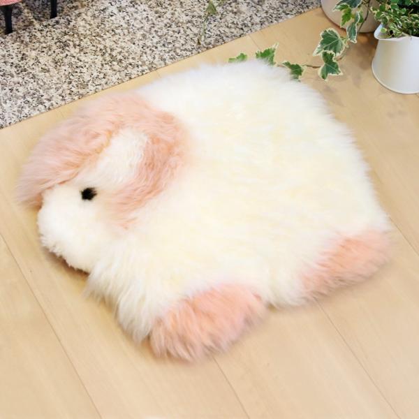 【発売日：2020年06月12日】［ 女性に人気のプチプラアイテム ］●デザイン天然のムートンを長毛で使用したふわふわのラグ。お部屋に置くだけで癒される、可愛らしい羊型のデザイン。フロアマットとして使うのはもちろん、クッション代わりに椅子に...