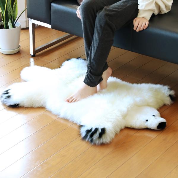【発売日：2020年07月22日】●デザイン天然のムートンを長毛で使用したふわふわのラグ。お部屋に置くだけで癒される、可愛らしいクマ型のデザイン。フロアマットとして使うのはもちろん、クッション代わりに椅子に敷いて使うこともできます。●素材ど...