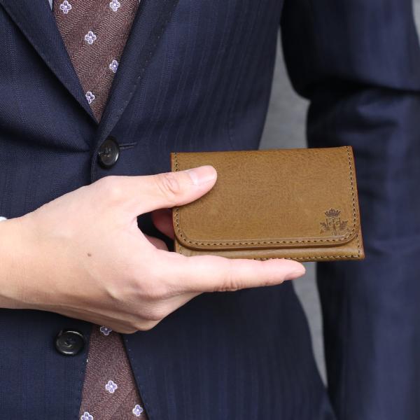 ［ time0304 ］●特長イタリア製●デザインイタリアの職人が仕立てた牛革の名刺入れ。●素材しなやかで吸いつくようなタッチ感の牛革。使い込むほどに艶が増して変化し、長く愛用頂けます。●スタイルシンプルなデザインなので年齢性別を問わず誰で...