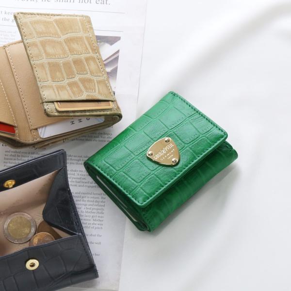 ●デザインクロコダイルの型押しを施して、繊細なディテールを表現。華麗な美しさと上品さを兼ね備えたシリーズです。カラーはベーシックなブラックとベージュに、スタイリングのアクセントになるグリーンをセレクト。●素材丁寧な鞣しと独自の染色を施した良...