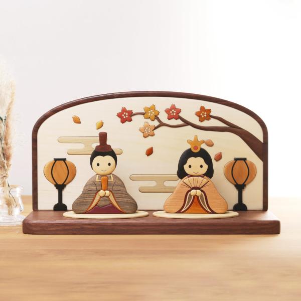 ●デザイン天然木で作ったぬくもりを感じる雛人形です。雛人形のおしゃれなインテリアとしても。和室にも洋室にも合うデザインで、様々な飾り方が楽しめます。 ●素材木が本来持っている色や木目の個性を活かし、製品はすべて無着色。それぞれの素材の良さを...