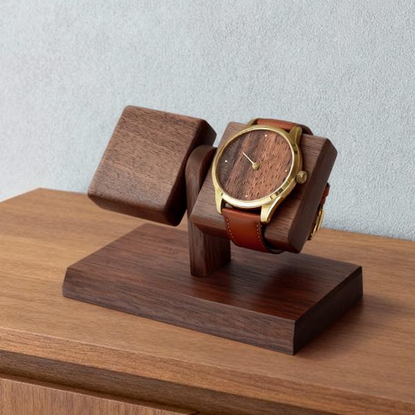 ●デザインあたたかみのある天然木の腕時計ディスプレイスタンドです。シンプルで飽きのこない二本用ディスプレイ台、主張しすぎない佇まいでデスクやドレッサー、飾り棚に自然になじみ、コレクションの見せ方を美しく演出します。●素材ウォールナットとナラ...