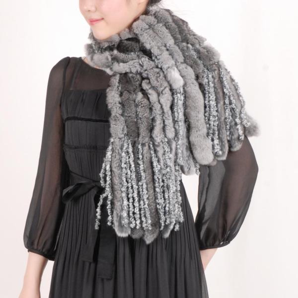 「毛皮の女王チンチラ」その名に相応しい、上質マフラーナチュラルチンチラとニットを組み合わせ丁寧にネットに編み込み、厚みを持たせてボリュームのあるマフラーに仕上げました。 チンチラは、毛並みが細かく、 絹のように柔らかな肌触りの毛皮。 ふわっ...