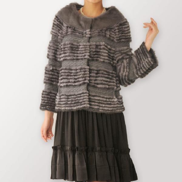 異素材コンビ、ノーカラーデザインのミンク＆ニットジャケットケーブル編みで使用したニットに『毛皮の宝石』と呼ばれるミンクをテープ状にデザイン。ノーカラーの首周りは、ミンクをスキンで使用し、内側はラビットとニットの二重構造で暖かく着れるジャケッ...