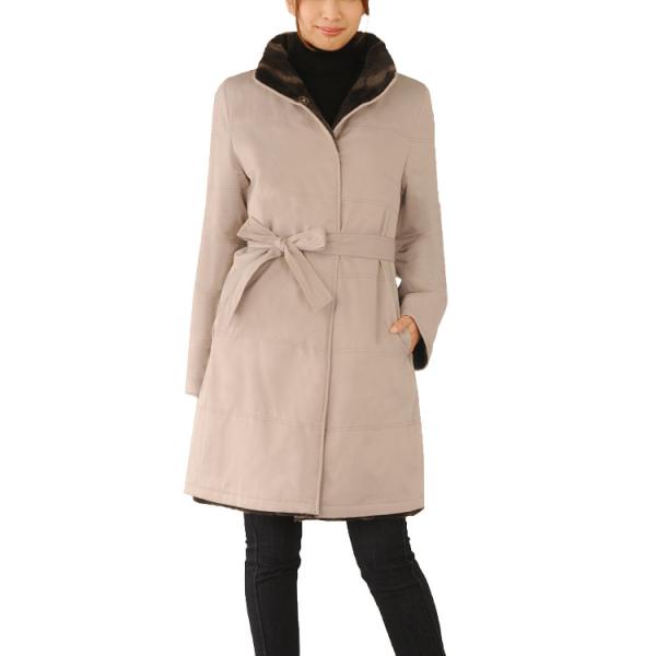 【発売日：2019年12月11日】高品質なラビットファーを贅沢に。1着で2通り使える、スタンドカラーリバーシブルコートお袖の裏側まで密に使用した贅沢使い！シェアードラビットの肌触りが、至福のひとときをお約束します。またお尻を隠す程の着丈なの...