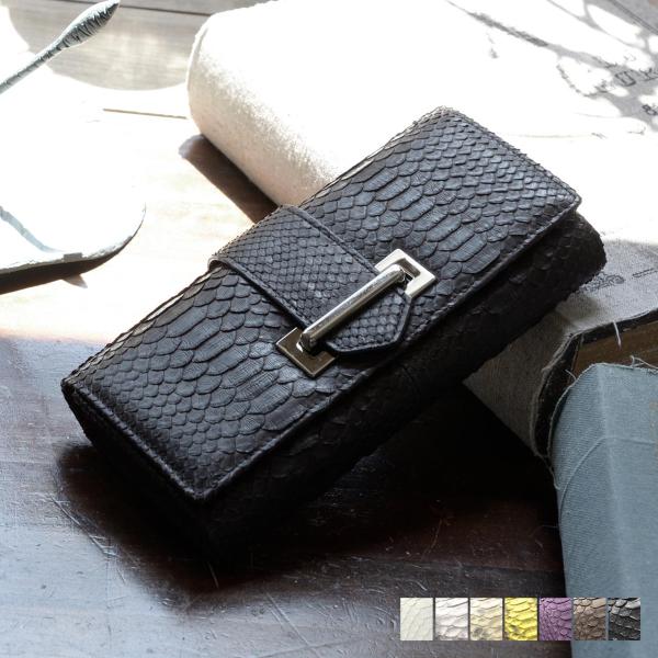 ●デザインダイヤモンドパイソンを使用したメンズ長財布。差し込み式の金具でかぶせが開閉するスタイリッシュなデザイン。●素材細やかなダイヤ型の斑紋が連続的に美しく並ぶダイヤモンドパイソンの革を贅沢に使用しました。●スタイル合計19ヶ所にカードホ...