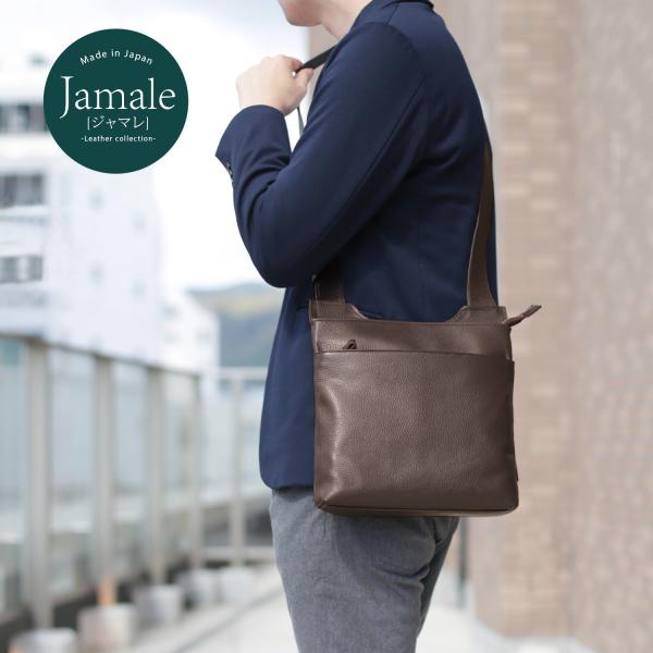 ●特長日本製／斜め掛け●デザイン見た目はスリムな四角いシルエットで、頼もしい収納力が魅力。メインポケットの他に、前後にファスナーポケットが付いた整頓上手なバッグです。●素材北海道産の牛革を使用し、日本の職人が仕立てたバッグです。牛革は使い込...