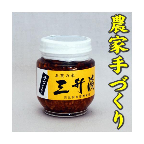 三升漬は醤油・ナンバンとシシトウ・麹を1升づつ漬け合わせた調味料です。岩見沢市御茶の水町の農家が地元で収穫した原料を使い作りました。ご飯や冷奴、おでんなどにつけてお召し上がりください。
