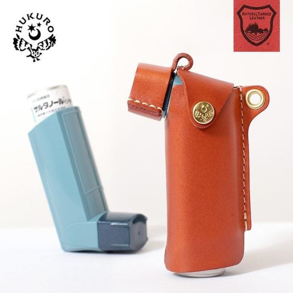 日本最高峰の栃木レザーを使用したオリジナルアイテムブランドHUKURO。お薬を自然に持ち歩け、必要な時にはすぐに使える。お客様のご要望から生まれた、サルタノール用ケースです。薬を落とす不安を軽減するため、ストラップを付けてバッグの内側や腰か...