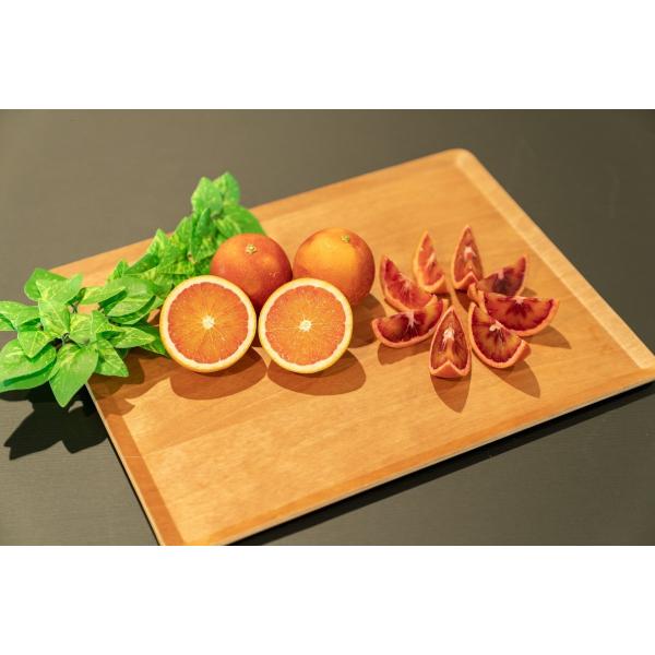 【発売日：2026年02月13日】　全国的に珍しい品種の「ブラッドオレンジ」です。赤い果肉が特徴であるブラッドオレンジのモロは、タロッコに比べやや小さめですが、極めて濃厚な果肉が特徴です。　愛媛県南予地方は温暖化の影響もあって、ブラッドオレ...