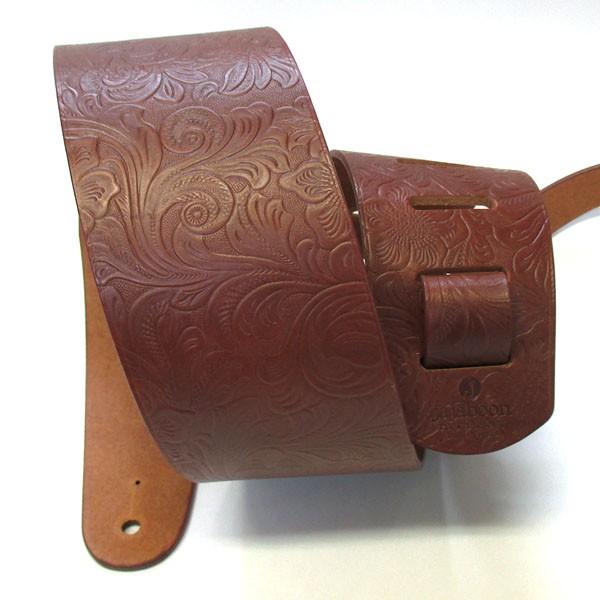 ★１〜２週間での発送となります。お急ぎの場合はご相談ください。牛革製 （型押し）アラベスクは全体に入った「唐草模様」の意味です。エレキギターからベースギターまで幅広くお使いいただけます。7.8cm幅の安定感。革の厚みや、取付部分へのカットラ...