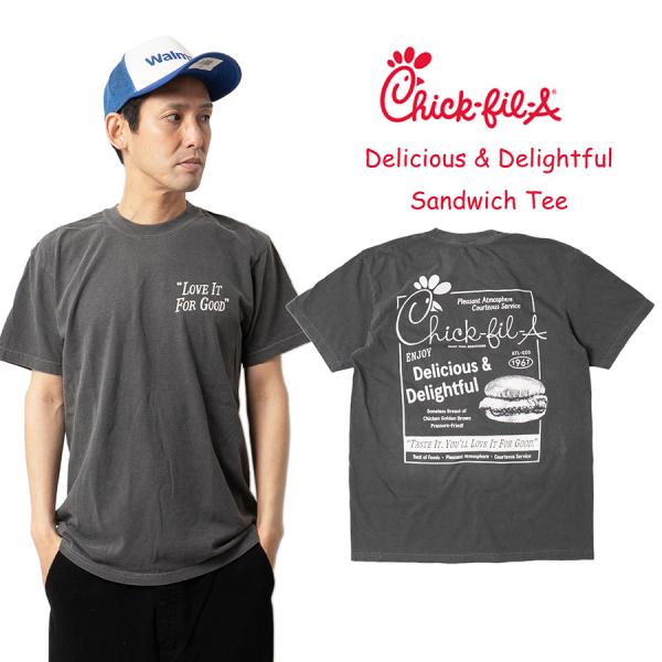 　アメリカの人気ファストフードチェーン「Chick-fil-A」より、プリントTシャツをご紹介。フロントはキャッチコピーのワンポイント、バックにはチキンフィレサンドのグラフィックを交えた創業当時の広告を思わせるデザイン。製品染めによるくすん...