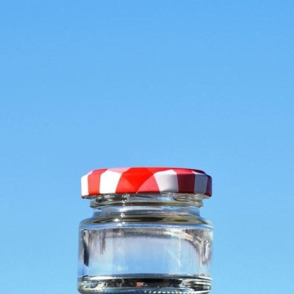 容量：３４ｍｌ（満量）直径：４６ｍｍ高さ：４１ｍｍ 箱の中仕切: 無プチギフトや試食用にも活躍するジャム瓶です。こちらのジャム瓶のＴ４３ツイストキャップは充填時の最初の巻き締め作業に力が必要です。弊社のＴ４３キャップは全てパッキンを柔らかく...