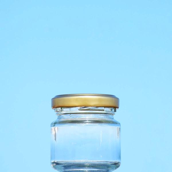 容量：４８ｍｌ（満量）直径：４６ｍｍ高さ：５０ｍｍ 箱の中仕切: 無使いやすいシルエットで５０ｍｌクラスではダントツ人気のミニジャム瓶です。こちらのジャム瓶のＴ４３ツイストキャップは充填時の最初の巻き締め作業に力が必要です。弊社のＴ４３キャ...