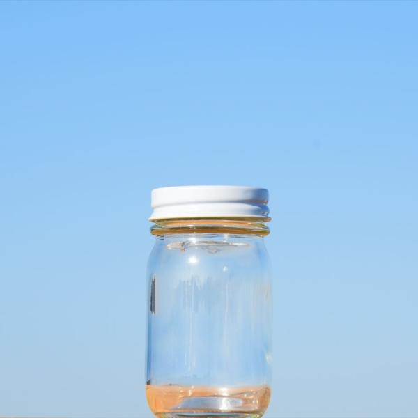 容量：８２ｍｌ（満量）直径：４６ｍｍ高さ：８０ｍｍ箱中仕切：無開閉の容易なスクリューキャップのミニ保存瓶。ジャムなどの食品以外に雑貨などにもどうぞ！ハチミツでしたら約１００ｇ入ります。