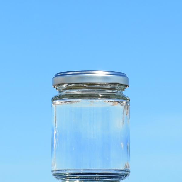 容量：１４０ｍｌ（満量）直径：５８ｍｍ高さ：７８ｍｍ箱の中仕切: 無オーソドックスなデザインで使いやすいジャム瓶。安価な価格設定も魅力です。このクラスの定番：ジャム１４０丸瓶 と大変似通ったサイズですがこちらの方が 1mm 細く、逆に 1m...