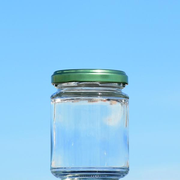 容量：１４０ｍｌ（満量）直径：５８ｍｍ高さ：７８ｍｍ箱の中仕切: 無オーソドックスなデザインで使いやすいジャム瓶。安価な価格設定も魅力です。このクラスの定番：ジャム１４０丸瓶 と大変似通ったサイズですがこちらの方が 1mm 細く、逆に 1m...