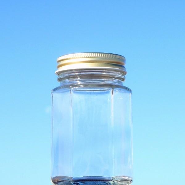 容量：１５５ｍｌ（満量）直径：５５ｍｍ（対面）高さ：９２ｍｍ箱中仕切：無人気のジャム１５０六角のスクリューキャップ版。すらりと背が高く見栄えも良好。ジャムなどの高温充填はもちろん、蜂蜜や食べるラー油など常温充填の瓶としてもオススメです。