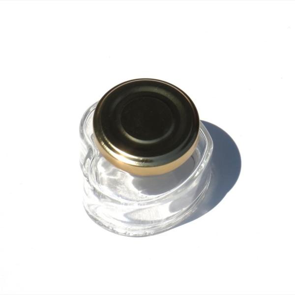 容量：４８ｍｌ（満量）直径：５８ｍｍ高さ：４２ｍｍ箱の中仕切: 有ハート形のキュートなジャム瓶。瓶の底には何かラブリーな足跡も・・！？こちらのジャム瓶のＴ４３ツイストキャップは充填時の最初の巻き締め作業に力が必要です。弊社のＴ４３キャップは...